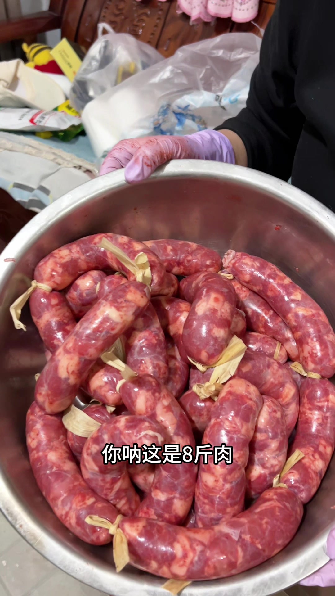 这是自己在家灌肠的的详细步骤,今年的猪肉是真便宜,自己在家灌点...