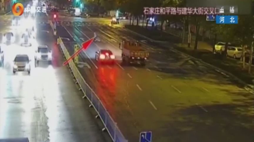 行人不遵守交通规则,横穿马路造成事故,后果不堪设想