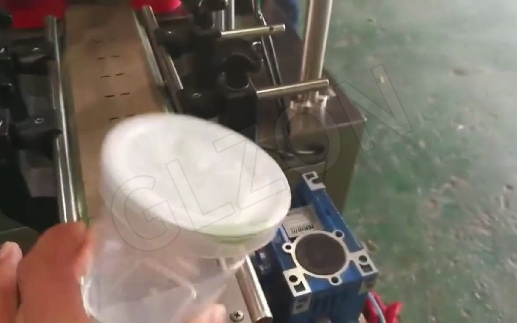 800毫升多彩漆半自动压盖灌装机