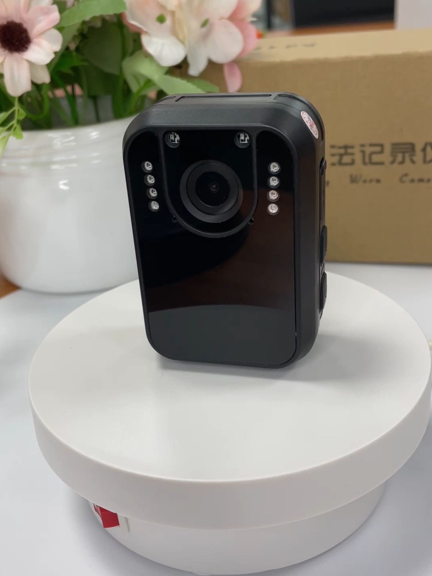 执法记录仪一键佩戴,安装简单支持180度