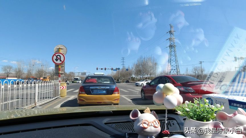 小伙为了媳妇儿开车安全,教她使用自适应巡航,看看效果怎么样?