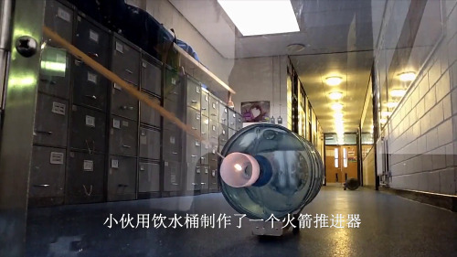 老外用饮水桶制作了一个火箭推进器,点燃的瞬间,好戏开始了