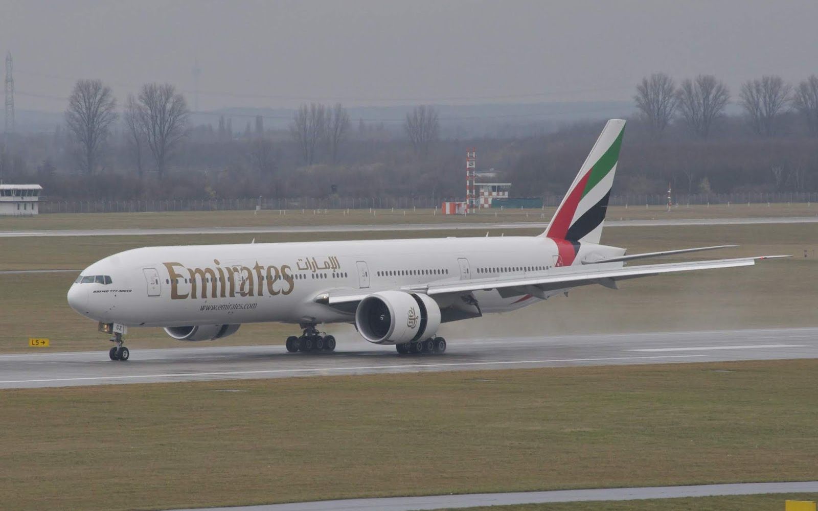 阿联酋航空77W 迪拜国际机场起飞