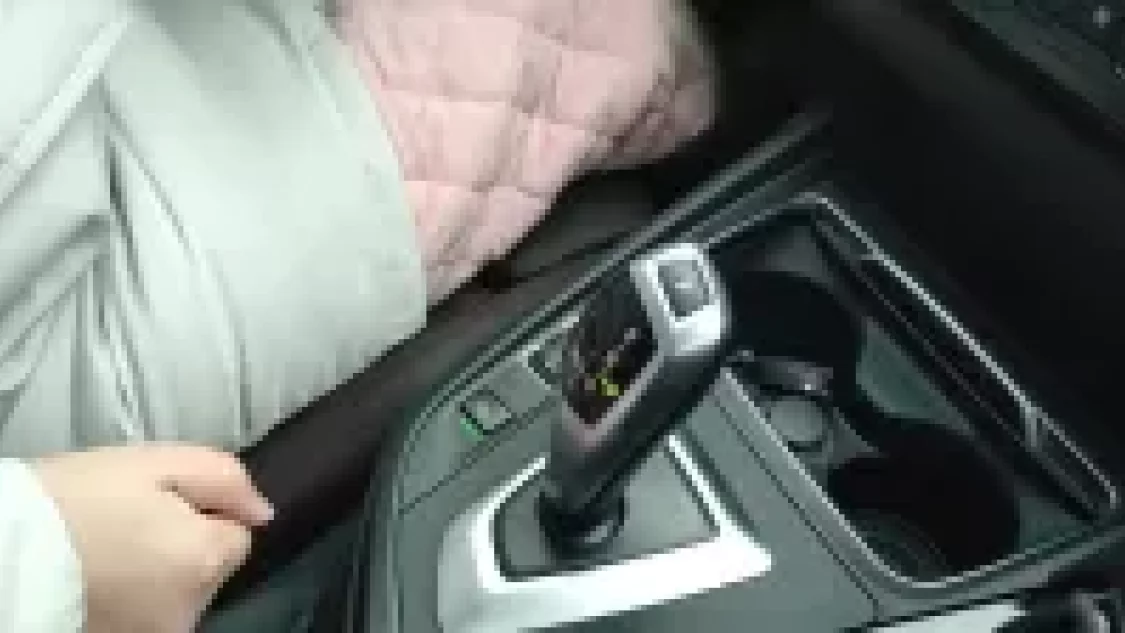 自动挡车挡位操作技巧,女司机教你正确起步和停车,看完笑了!