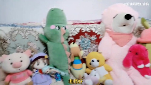 涵涵模仿老师上语文课,却遇到调皮同学捣乱,班里还来了新同学