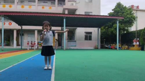 幼儿园小主持,升旗仪式萌翻天!