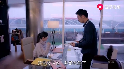 郑楚预支工资被拒,苏芒拿出私人银行卡,郑楚瞬间变乖
