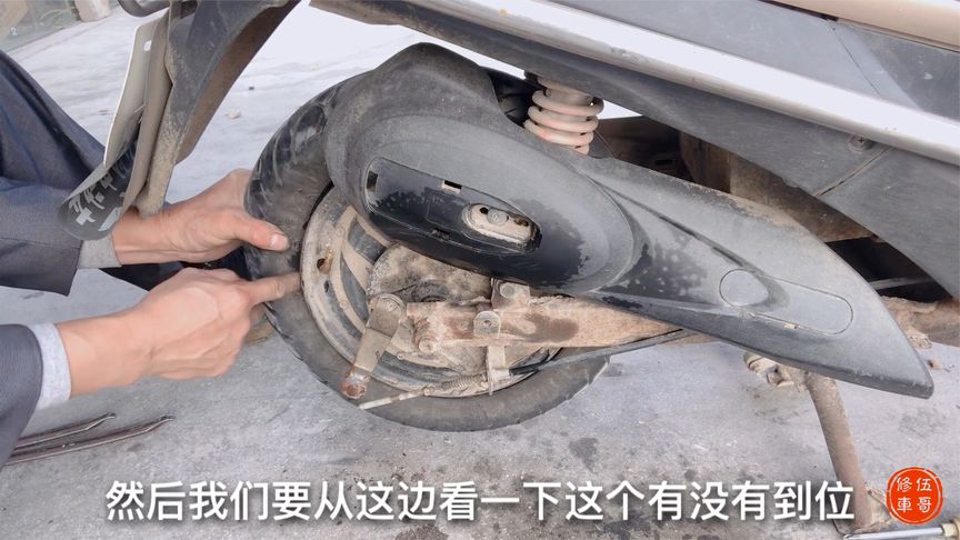 电动车真空胎气门嘴怎么安装?这样安装有点野蛮操作!你们觉得呢