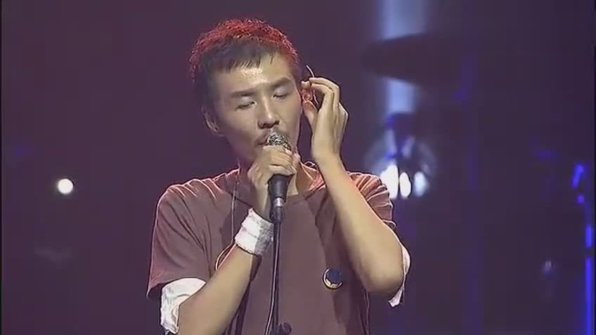 这是一首毕业季学生们都会唱的歌!当前奏一响台下的观众都泪