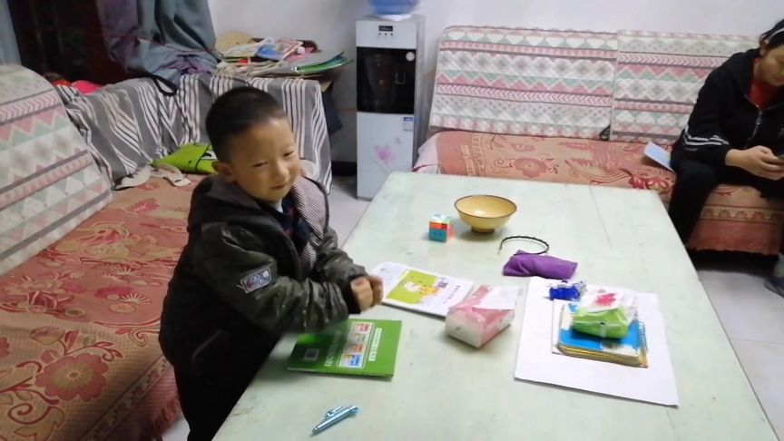 看看小孩学算数你家孩子怎么算的?数着指头一个数一个数减正确吗