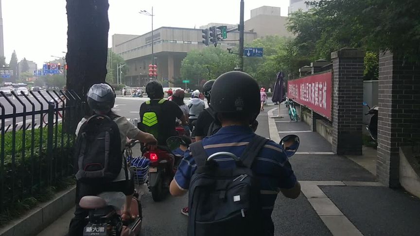 骑电动车戴头盔,是方便还是麻烦?你们那边也是这样吗?