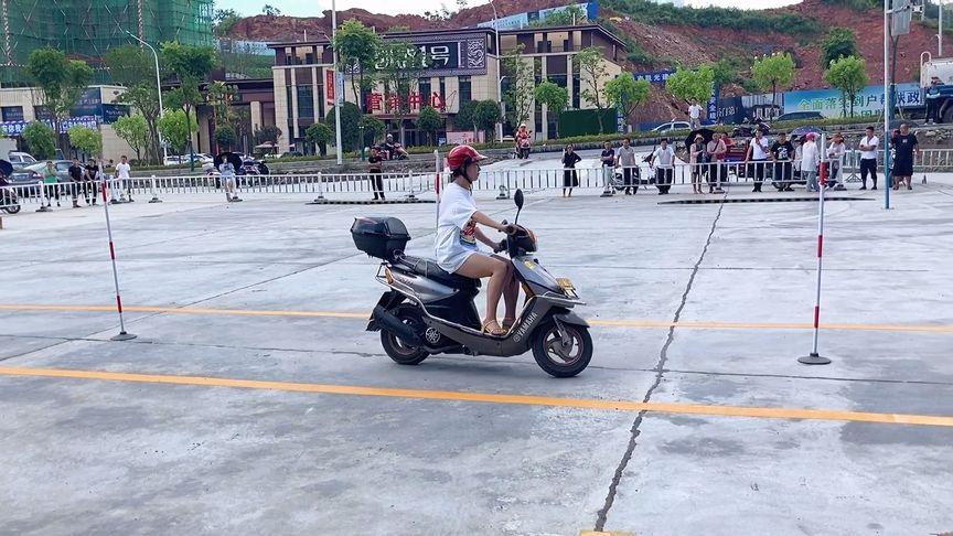 二轮摩托车E照科目二场地考试