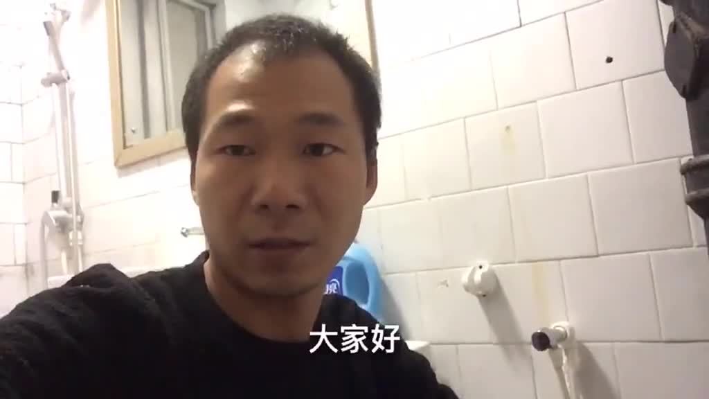 洗衣机没有下水口?水电工引下水到主管道,.