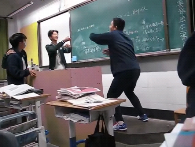 偶然翻到初中同学的对掏视频(