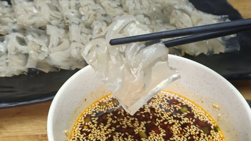 这才是猪皮冻的正确做法,干净清澈,Q 弹筋道,吃着过瘾