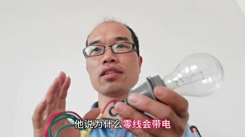 小伙面试电工,面试官问了两个问题,最终他没答上遗憾的被淘汰了