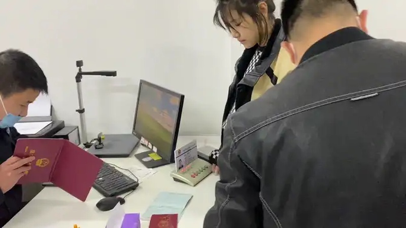 初中生想买手机,要一万元,说等过年红包来买手机