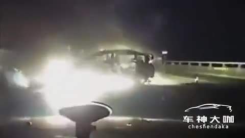 “致命”的高速公路交通事故,一定要保持合理车距!