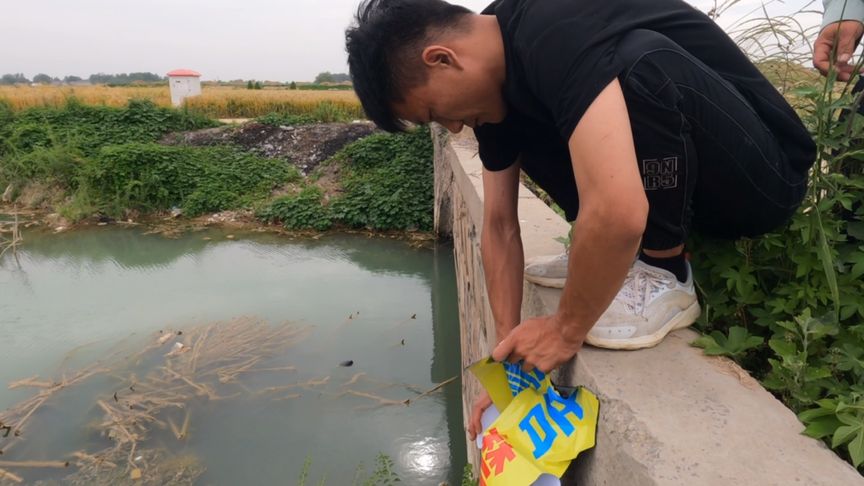 村里领导让贴安全标语,防止小孩溺水,小兵带显震全村贴一遍