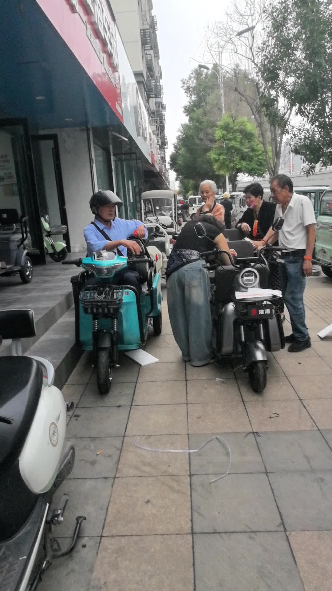 淮海#电动三轮车 #绿色出行低碳又环保 #接送孩子上下学 #同城热点 #