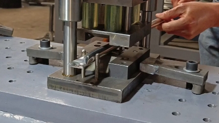 圆管冲孔压扁切断同步完成! #模具