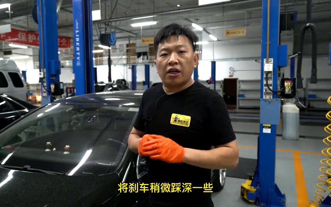 变速箱维修-汽车双离合变速箱等红绿灯是踩着刹车挂D档还是挂空挡