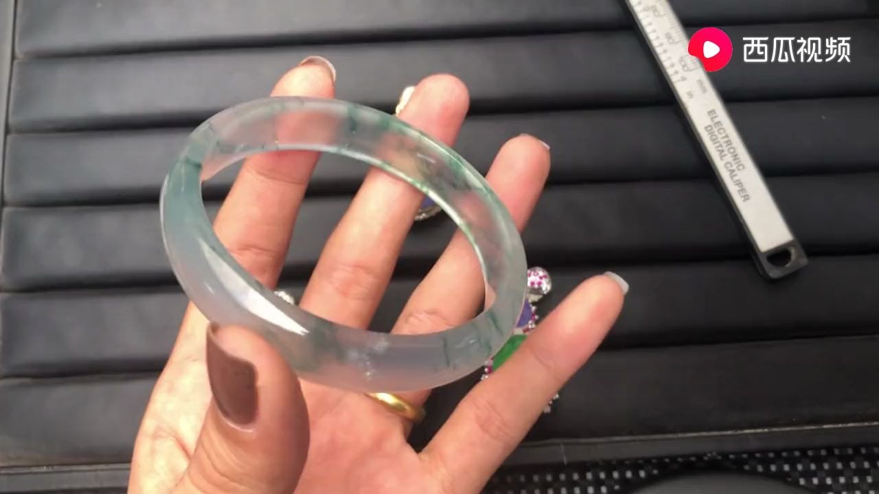 有缘见到玻璃种翡翠手镯,一见倾心,但1亿3500万的价格唯有放弃