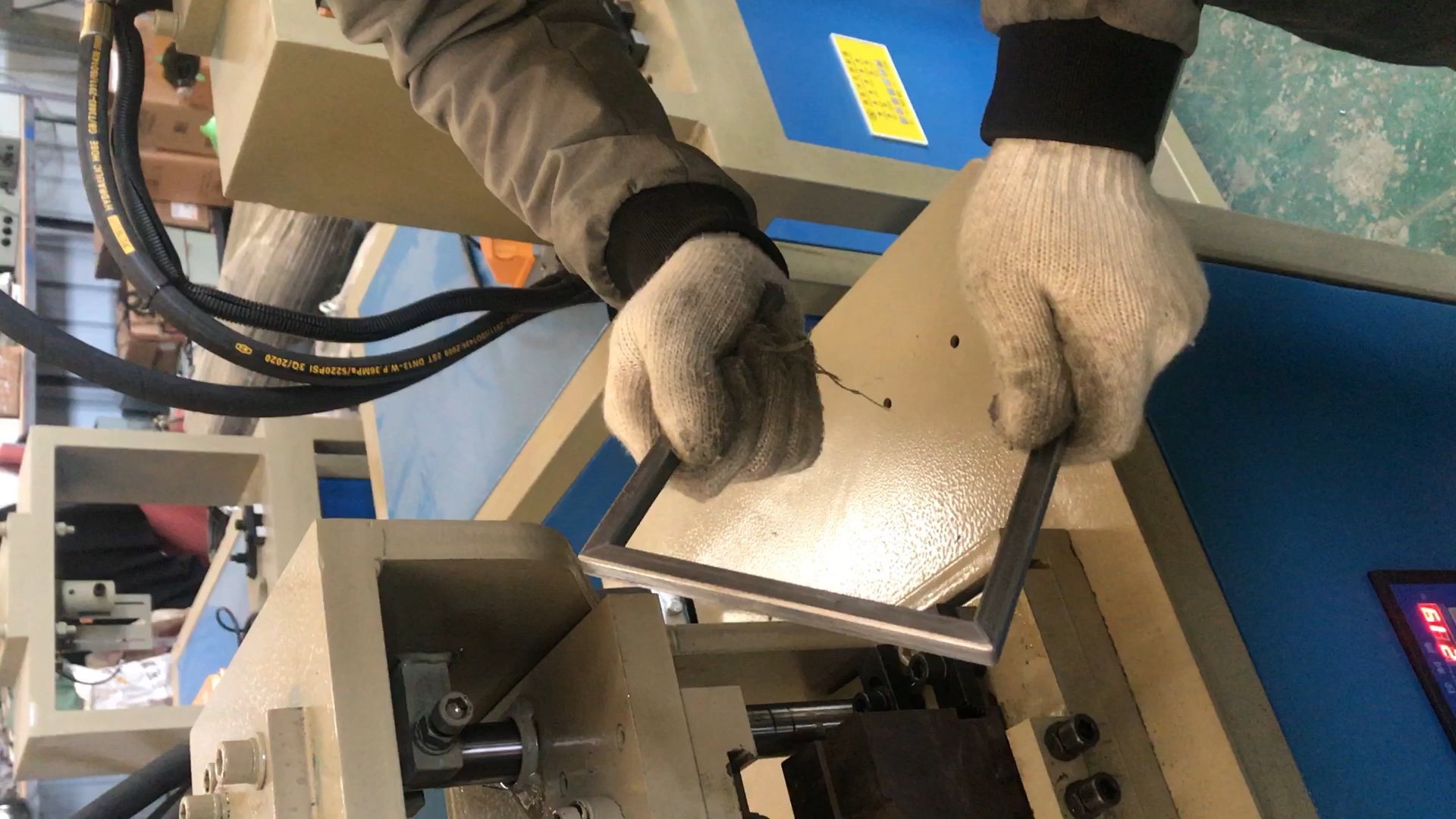 方管冲45度角模具视频操作教程 一次成型角度