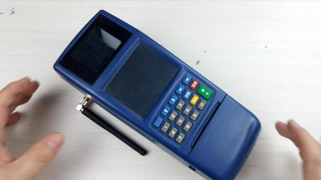 拆解无线售票终端机,看看大单位的定制设备里边都有什么