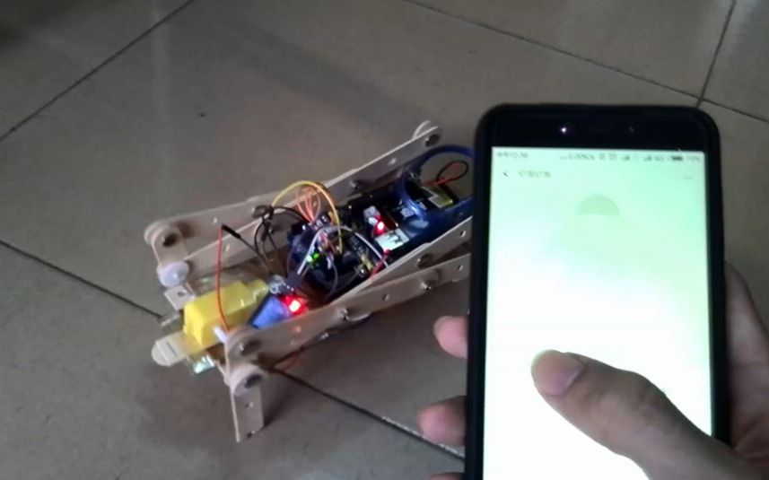【小制作】手机无线遥控Arduino启动简单四足机器人的电路及效果演示