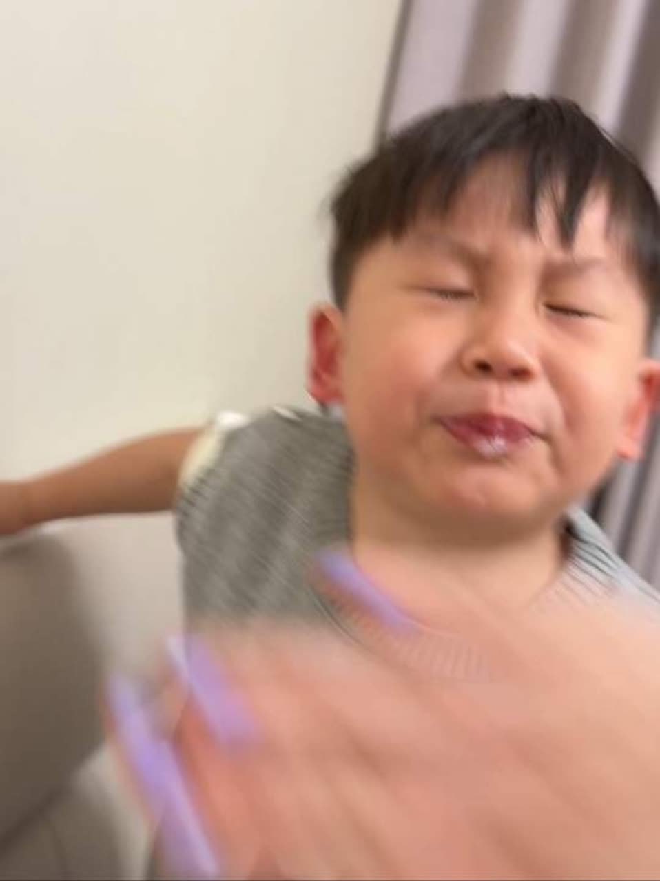 ...洗头 手机给他玩,他给我微信各种软件全部删了,几年的聊天记录都没了