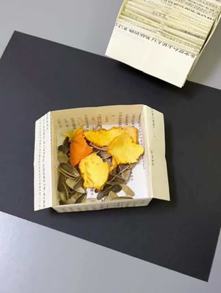 家里的废旧纸不要扔,简单两步折出桌面收纳盒