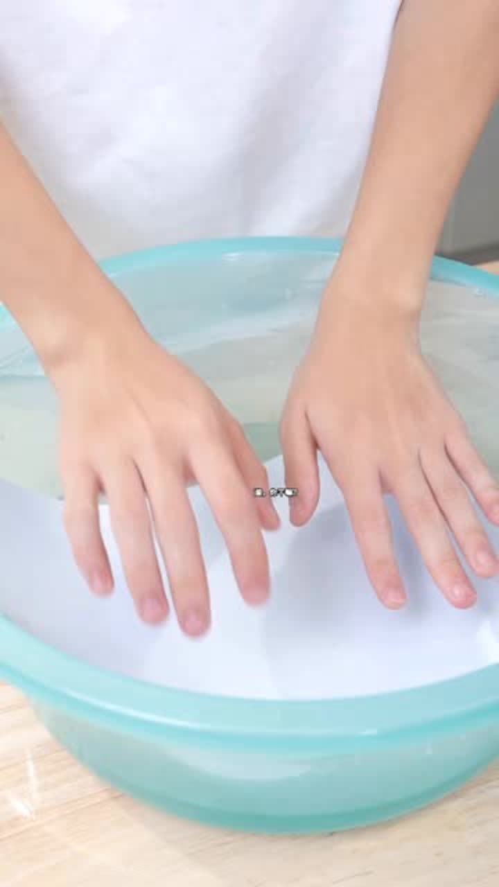 湿掉的纸也能画画?看着没有任何笔迹的纸放到水里竟显出了一幅画