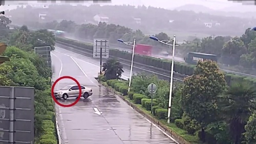 雨季到来,路面湿滑,为了安全,高速行车请记得降低车速,随意变
