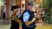 国外恶搞:路人帮忙挠痒痒,掀起衣服竟发现大叔穿“比基尼”