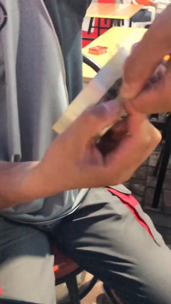顺丰小哥 如何提高快递打包速度: 手把手教你徒手撕胶带