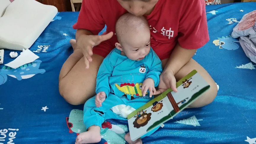 出生3斤的早产儿子读绘本了,宝妈给儿子念了啥,宝宝听得好认真