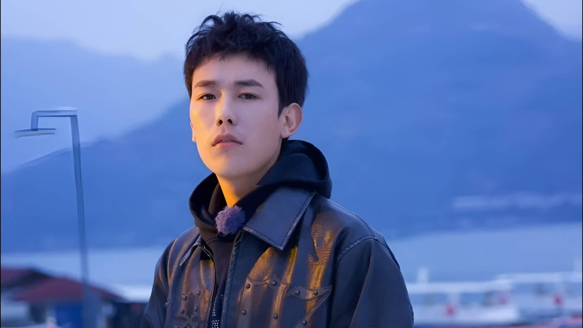 因无证驾驶被行拘0天罚款1000元,“成都迪士尼”歌手发文致歉:被...