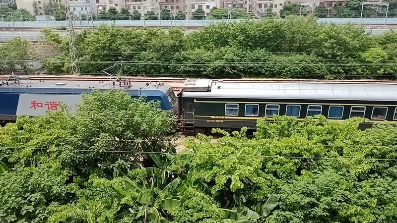 HXD3C牵引K84次列车和HXD3C牵引K486次列车相遇
