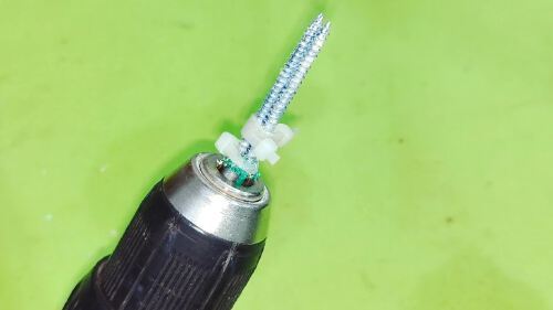 才知道,把3个螺丝绑一起,塞进电钻里就能当开孔器用,轻松钻孔