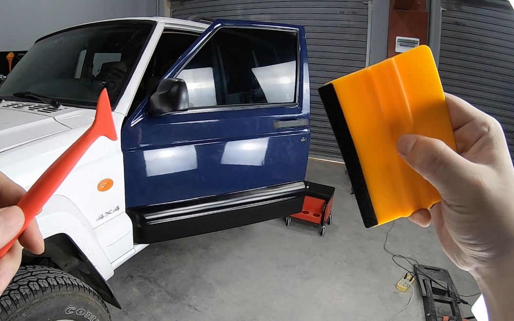 师兄教你如何自己动手,给车门贴改色膜,两种不同颜色一起贴