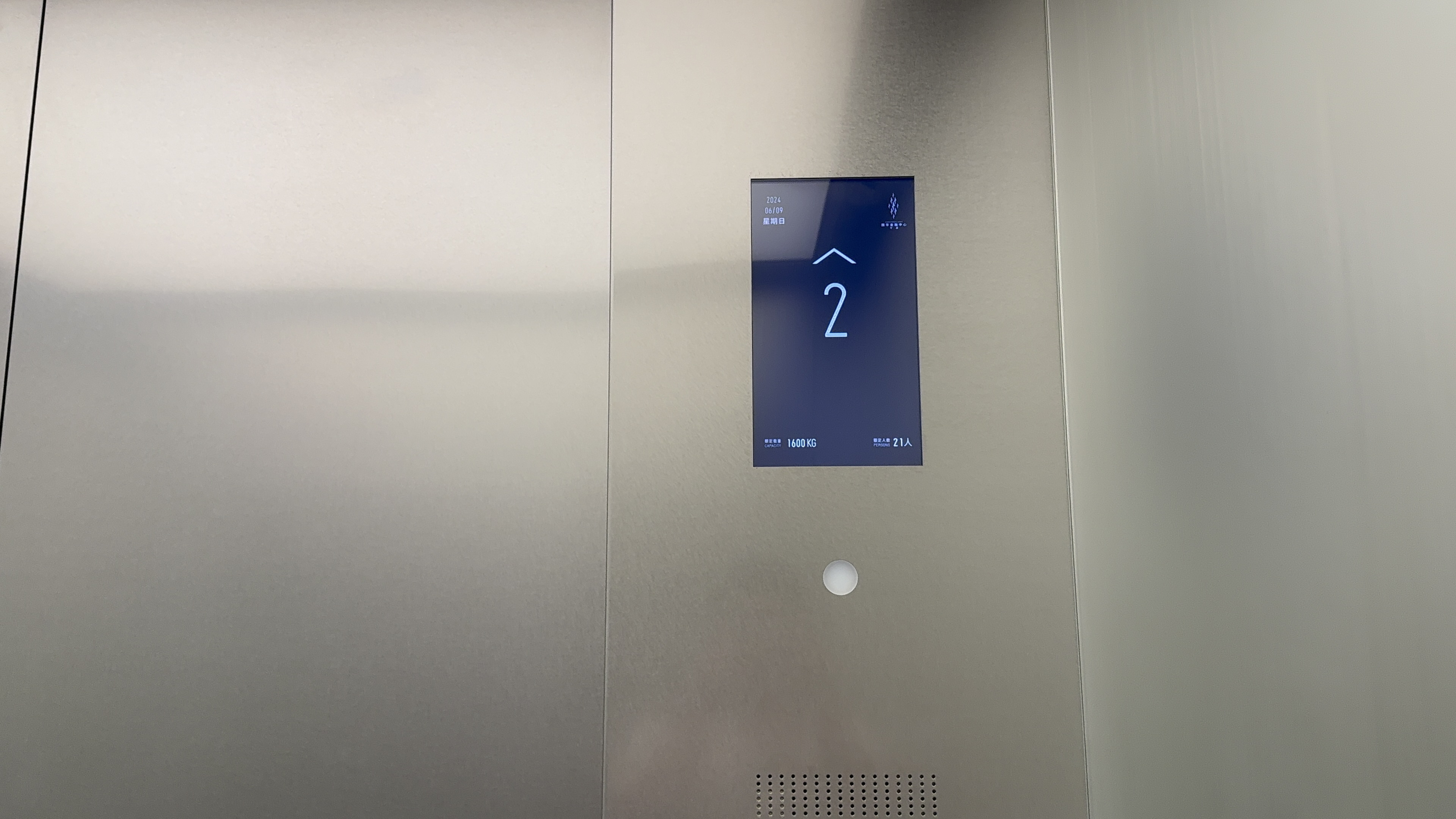 位于宁波顶奢写字楼内的无机房电梯,装潢极具设计感