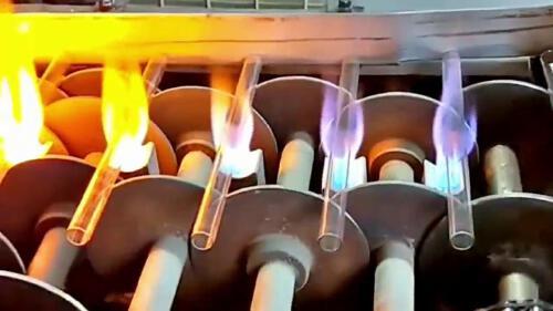 玻璃管高温加热之后可以弯成这样,全自动化生产。看到这操作真是绝了!