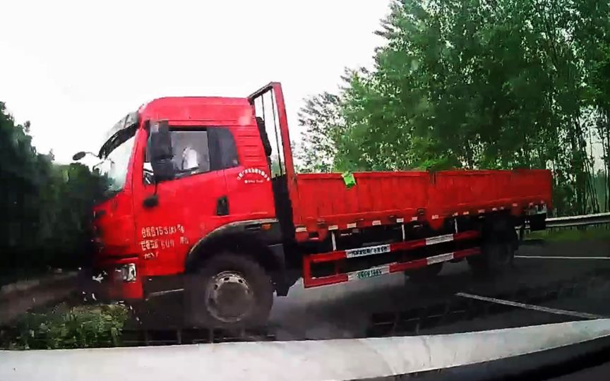 事故警世钟:一个错误的操作,导致两起车祸,3辆车受损这就是后果337期