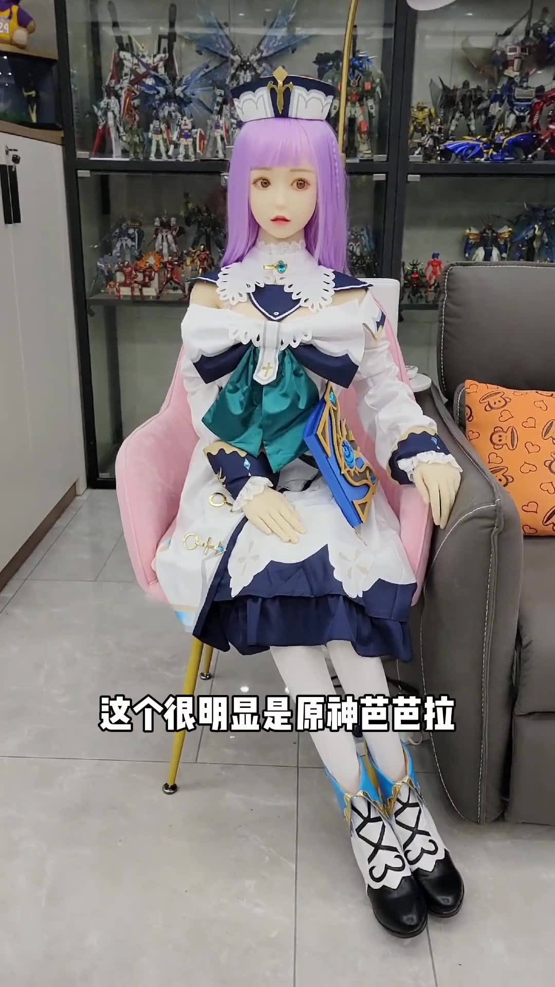 给我的女娃娃换衣服换头发,果然焕然一新啊,开心!