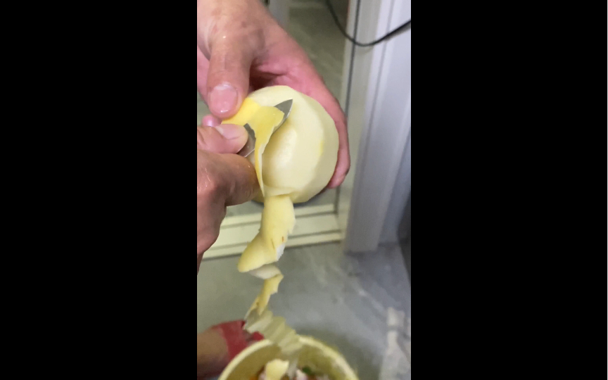 真滴佩服用水果刀削水果皮的人