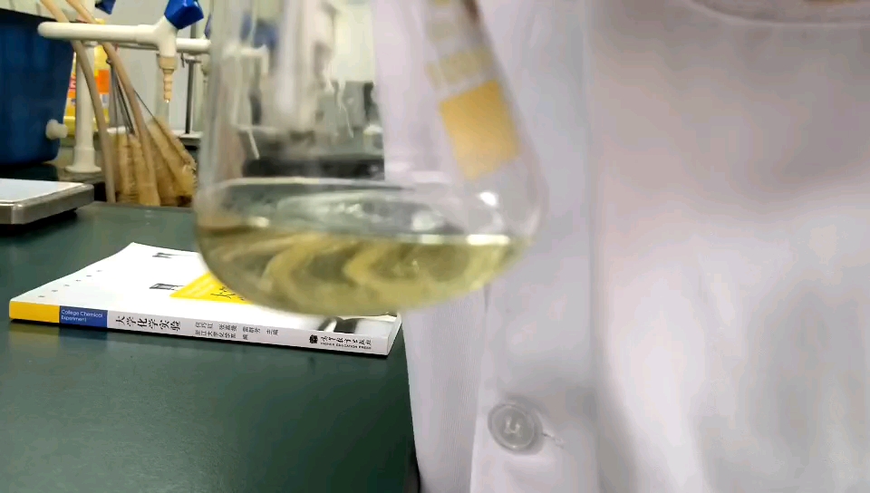 玻璃棒摩擦烧杯内壁促使晶体析出