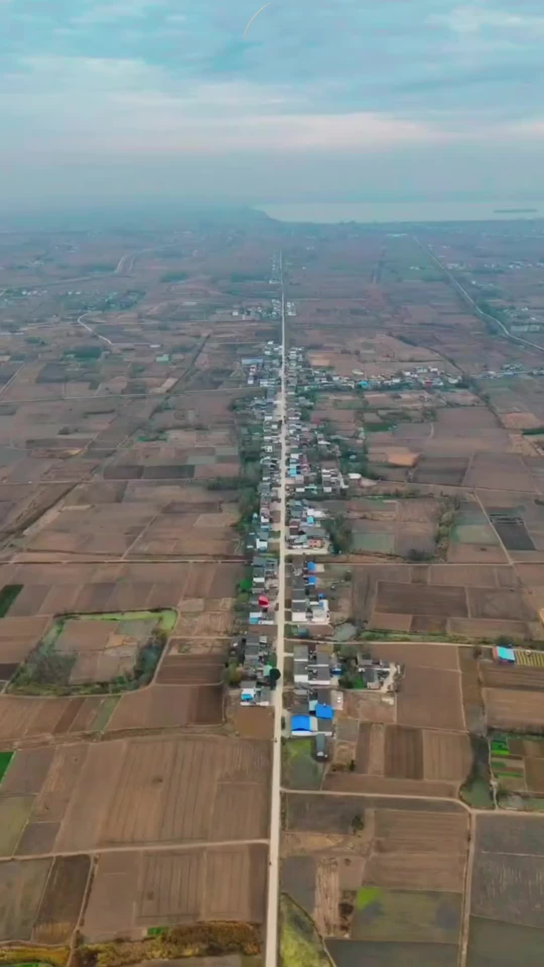 故乡是我们年少时想要逃离的地方,是我们年老想回可能回不去的地方#...