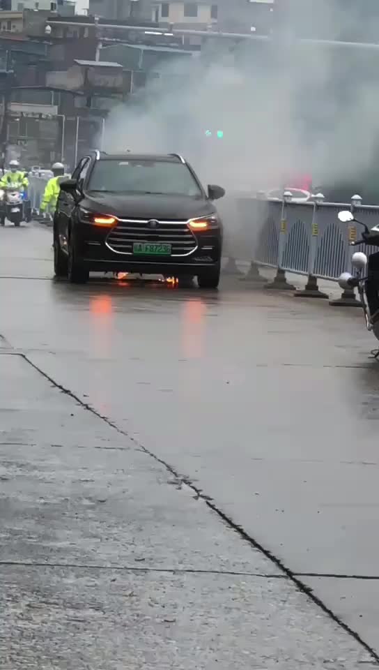 #火灾现场 不要以为电动汽车的技术真的成熟了,看看电车出现到现在,...