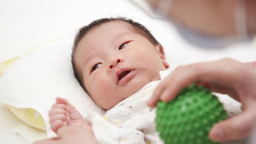 1-12月龄婴儿精细动作训练方法!按月龄来对号入座吧